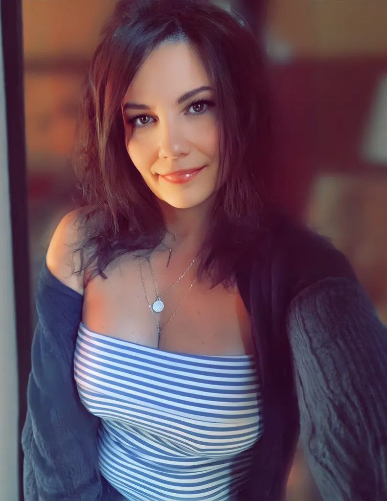 Sandy Maxim Cover Girl